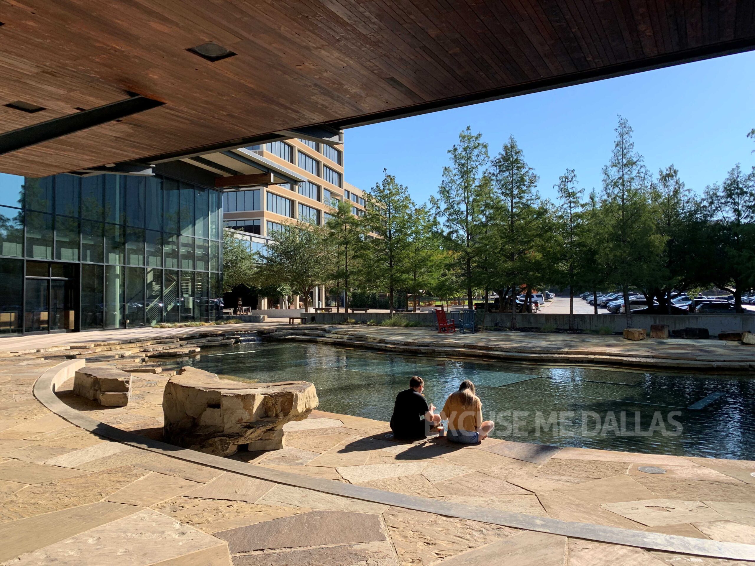 図書館みたいなカフェ「Watermark Coffee Shop」 | Excuse Me Dallas