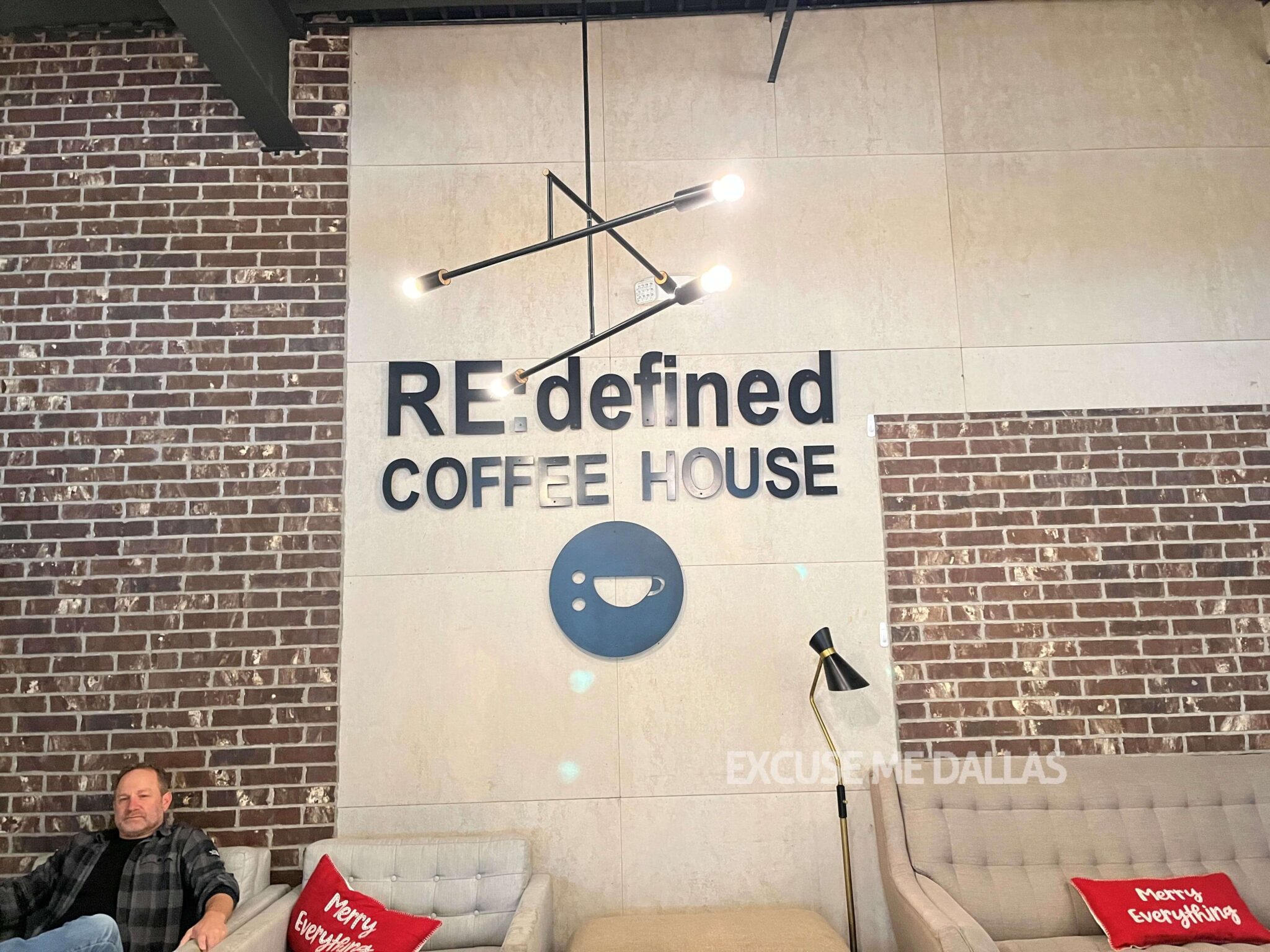 会議している人がいっぱい「RE:defined Coffee House」 | Excuse Me Dallas